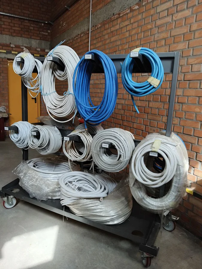 Rack for moving and storing electrical cables in coils - OLIS